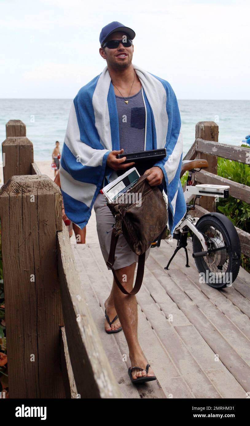 "Twilight" star Kellan Lutz spends a romantic day on the beach with ...