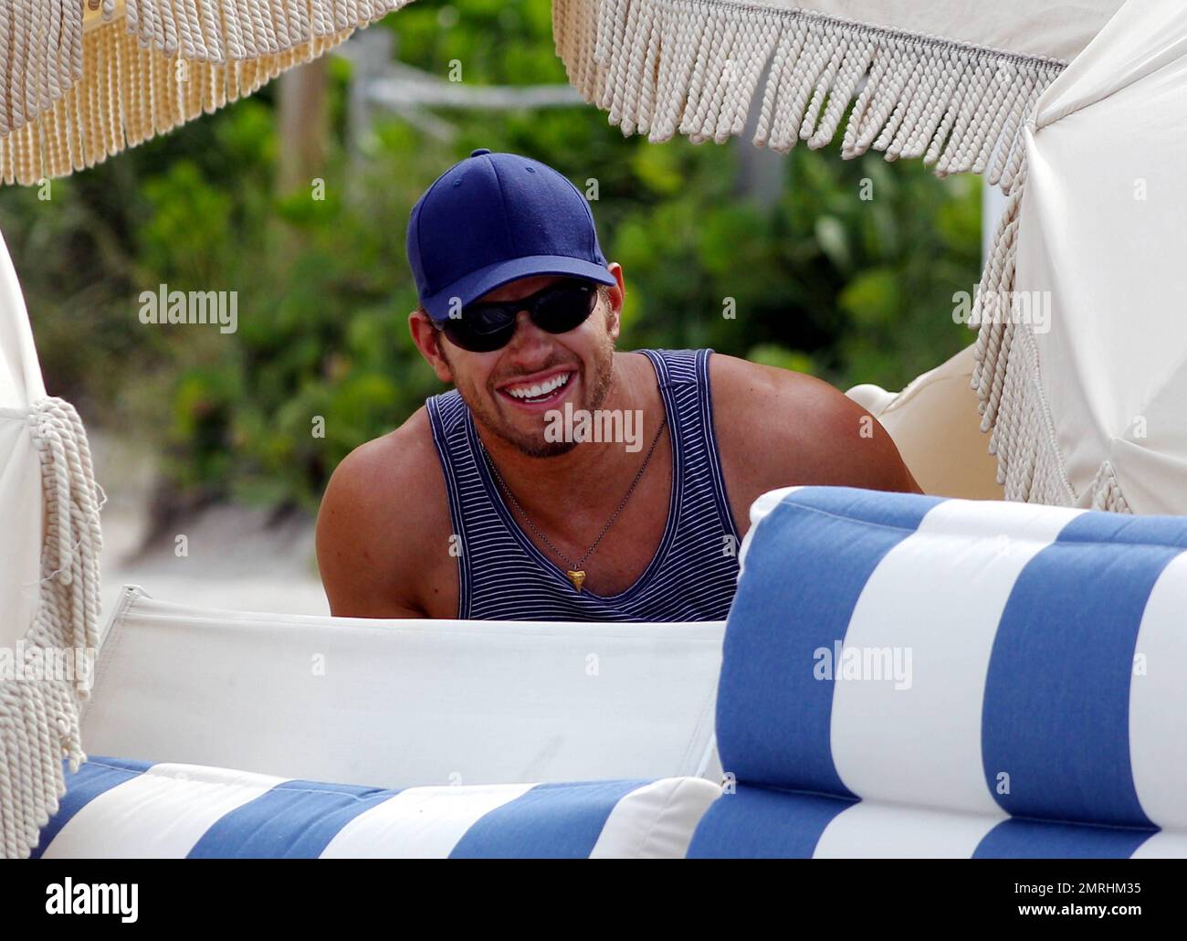 "Twilight" star Kellan Lutz spends a romantic day on the beach with ...