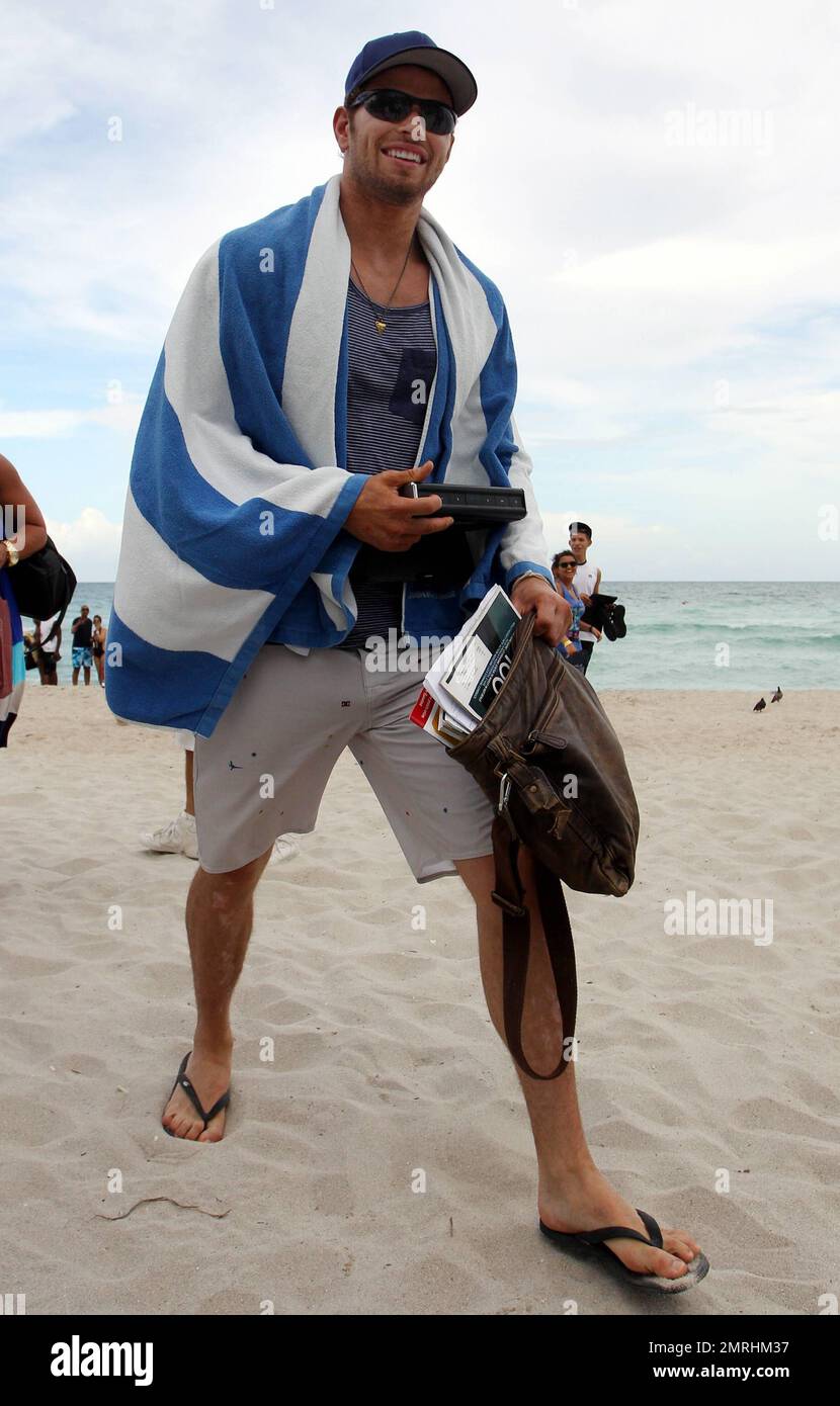 "Twilight" star Kellan Lutz spends a romantic day on the beach with ...