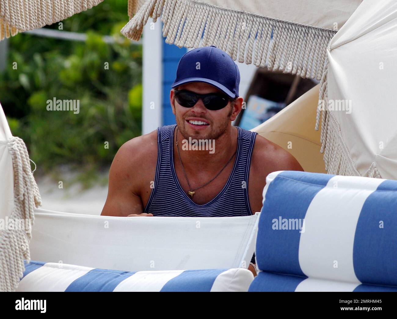 "Twilight" star Kellan Lutz spends a romantic day on the beach with ...