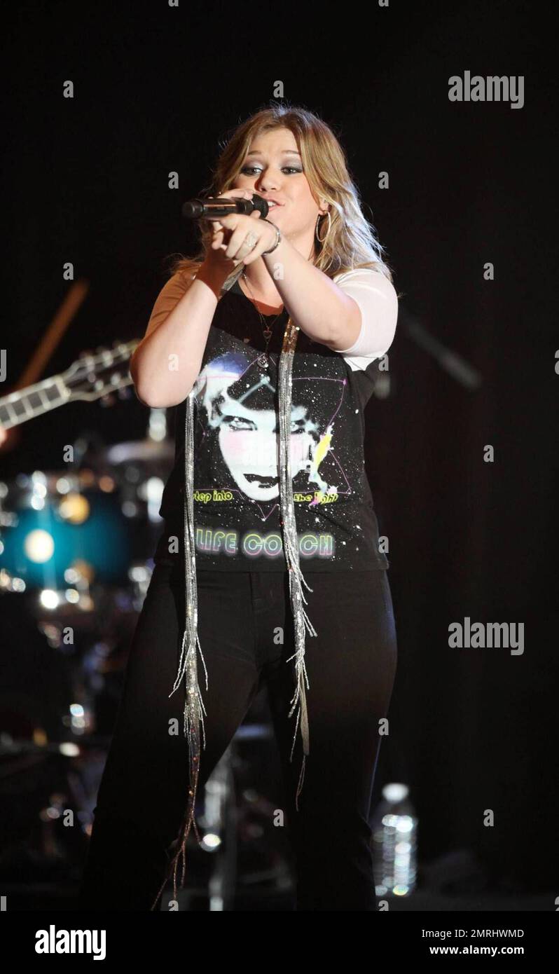 Singer Kelly Clarkson performs at the Z100's Party Plane with OP ...