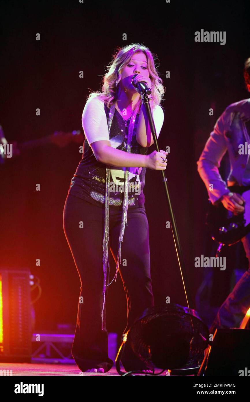 Singer Kelly Clarkson performs at the Z100's Party Plane with OP ...