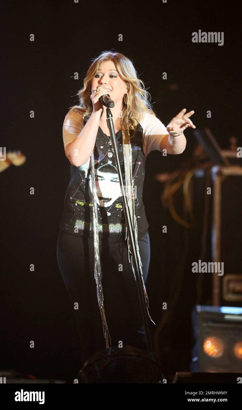 Singer Kelly Clarkson performs at the Z100's Party Plane with OP ...