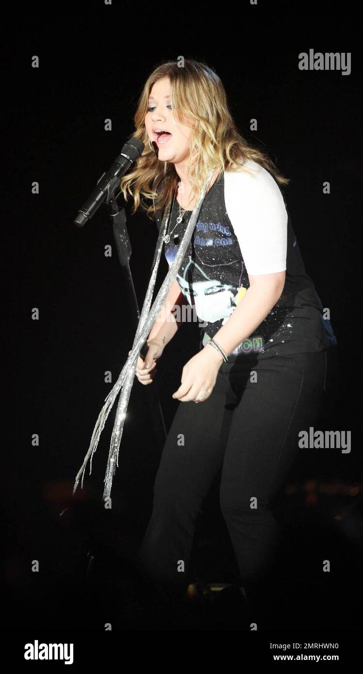 Singer Kelly Clarkson performs at the Z100's Party Plane with OP ...
