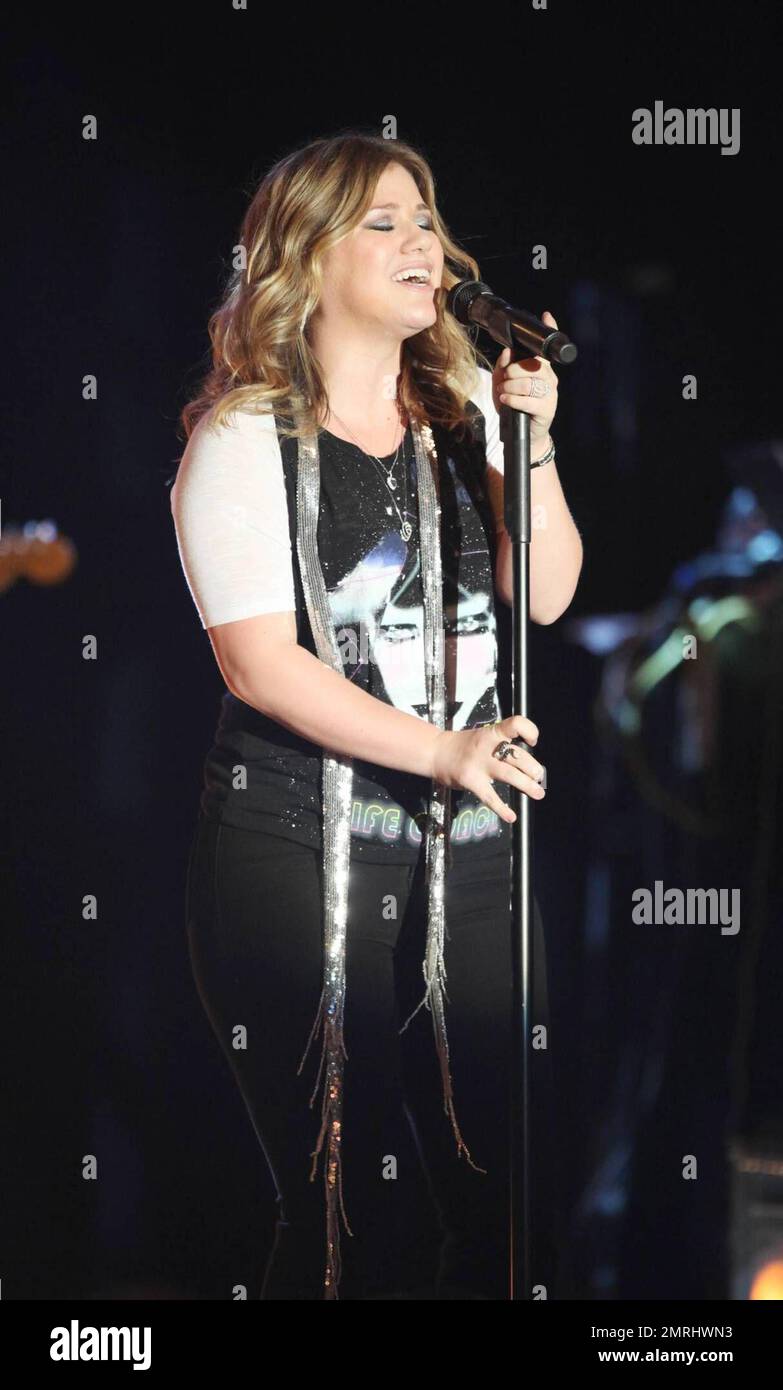 Singer Kelly Clarkson performs at the Z100's Party Plane with OP ...