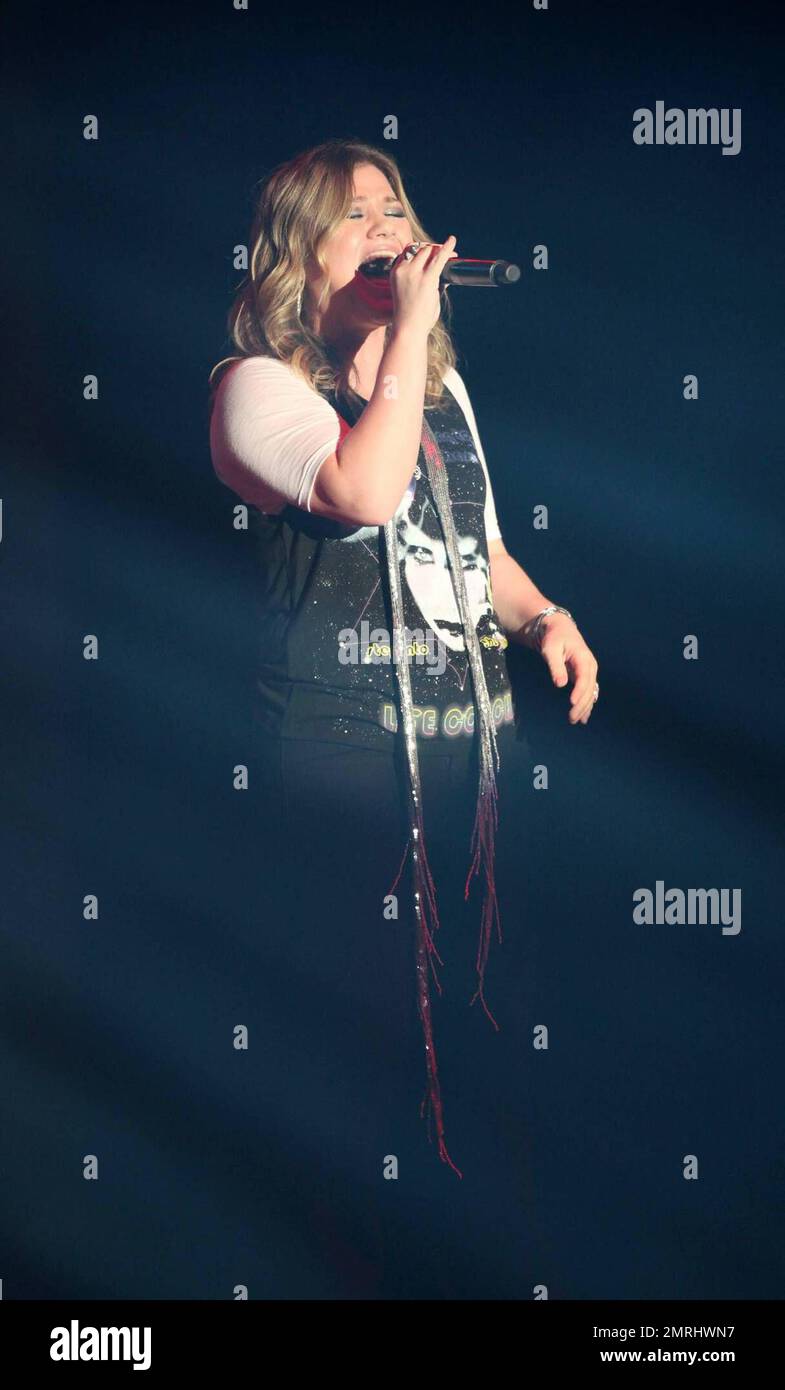 Singer Kelly Clarkson performs at the Z100's Party Plane with OP ...