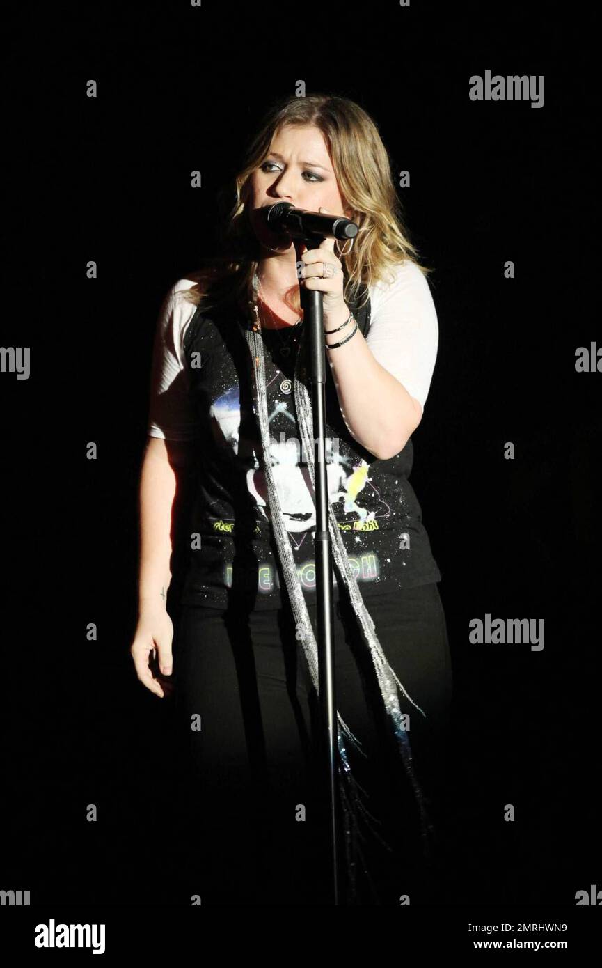 Singer Kelly Clarkson performs at the Z100's Party Plane with OP ...
