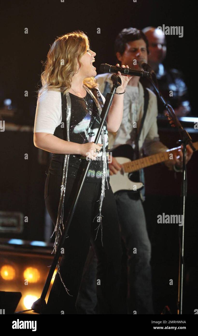 Singer Kelly Clarkson performs at the Z100's Party Plane with OP ...