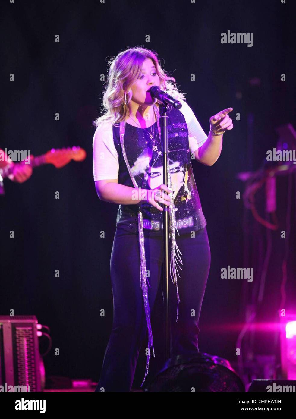 Singer Kelly Clarkson performs at the Z100's Party Plane with OP ...