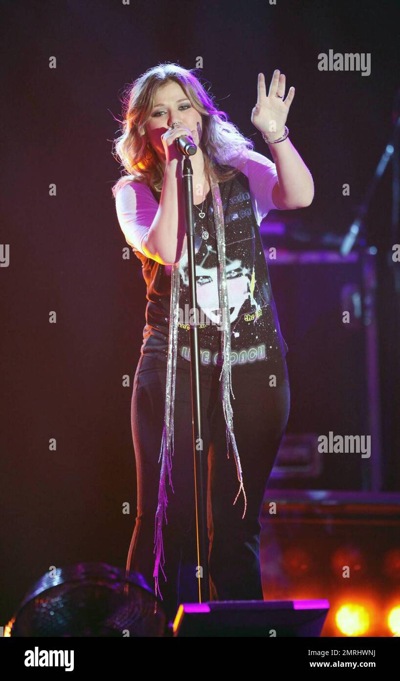 Singer Kelly Clarkson performs at the Z100's Party Plane with OP ...
