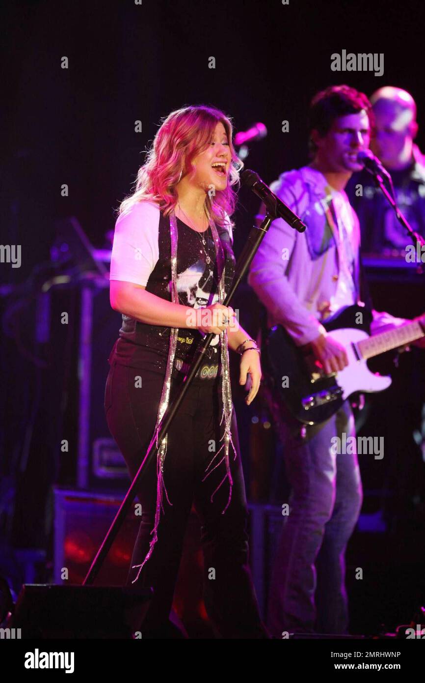 Singer Kelly Clarkson performs at the Z100's Party Plane with OP ...