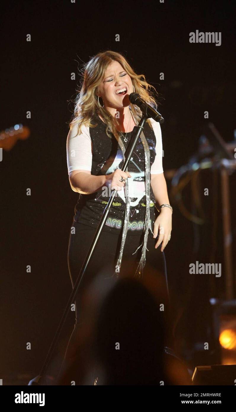 Singer Kelly Clarkson performs at the Z100's Party Plane with OP ...