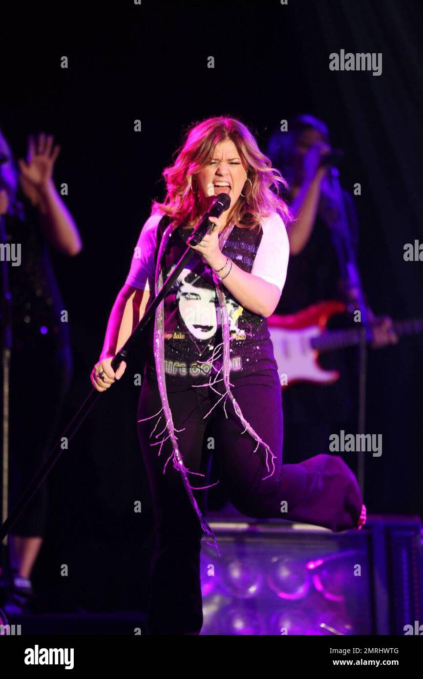 Singer Kelly Clarkson performs at the Z100's Party Plane with OP ...