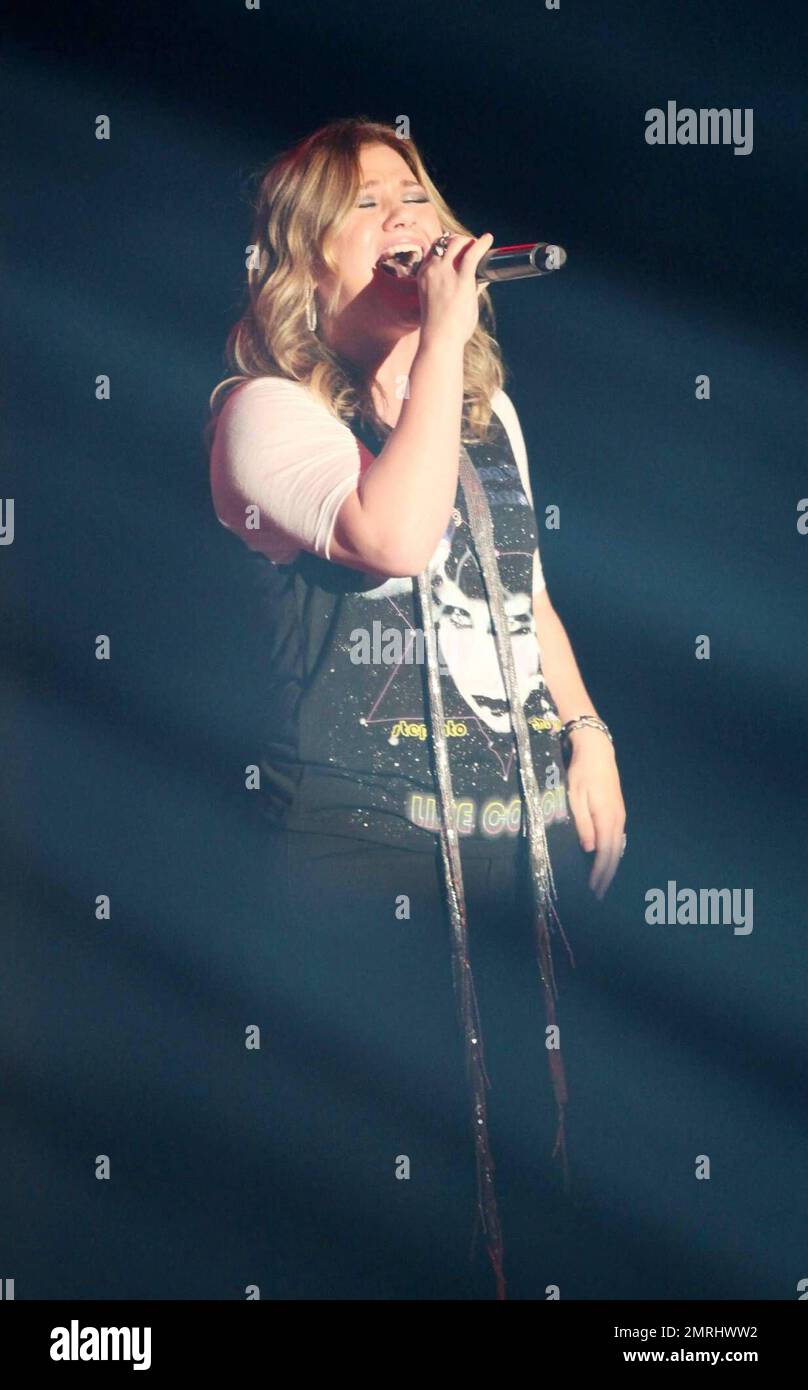 Singer Kelly Clarkson performs at the Z100's Party Plane with OP ...