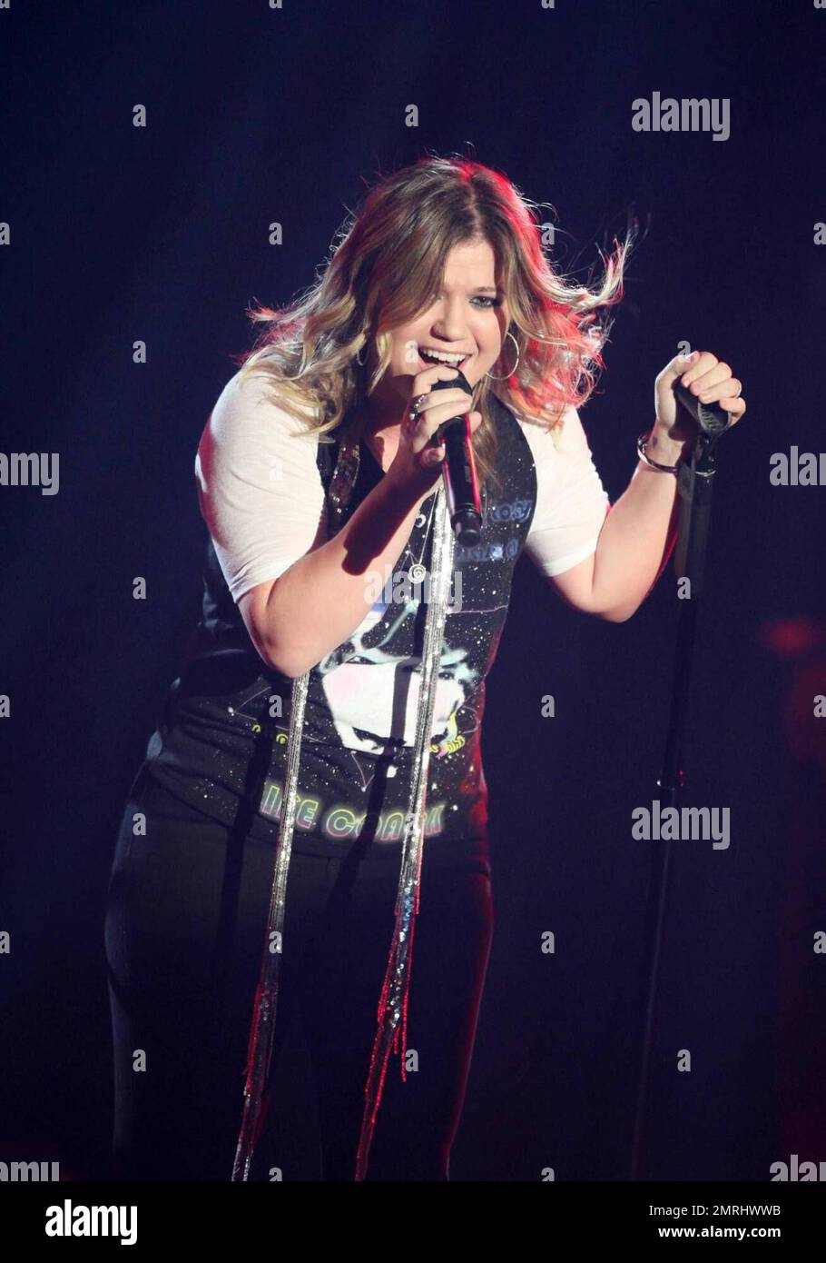 Singer Kelly Clarkson performs at the Z100's Party Plane with OP ...