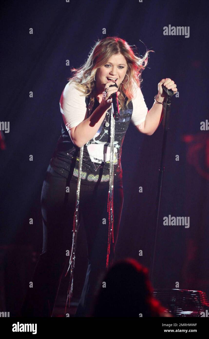 Singer Kelly Clarkson performs at the Z100's Party Plane with OP ...