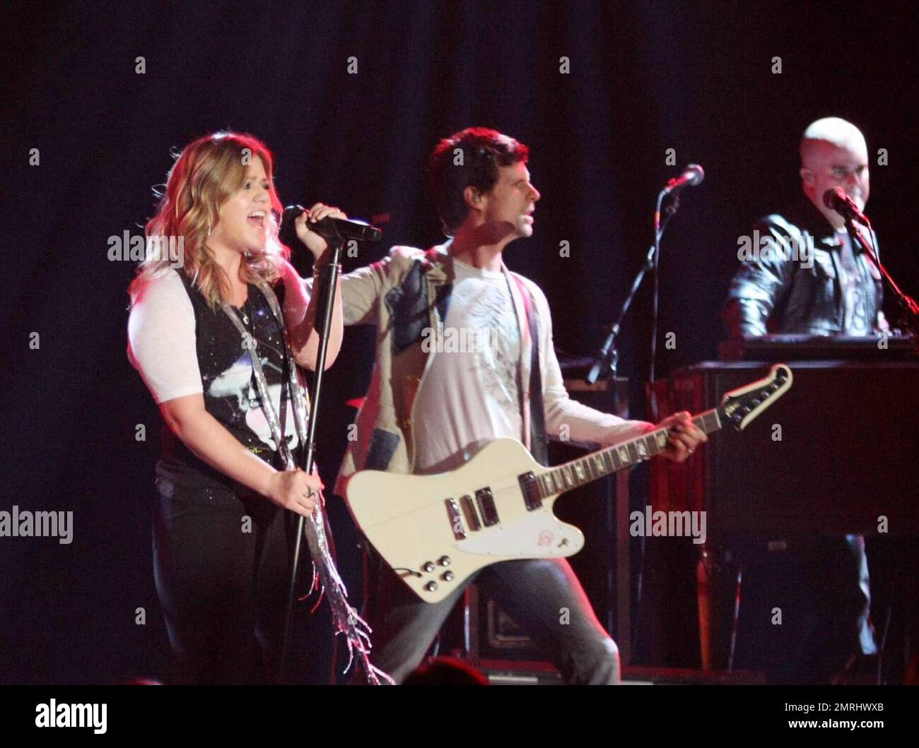 Singer Kelly Clarkson performs at the Z100's Party Plane with OP ...