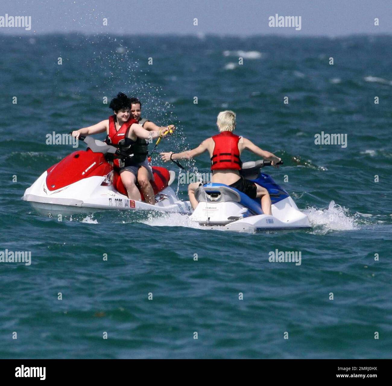 Kelly Osbourne makes a difficult camera exchange on the high seas ...