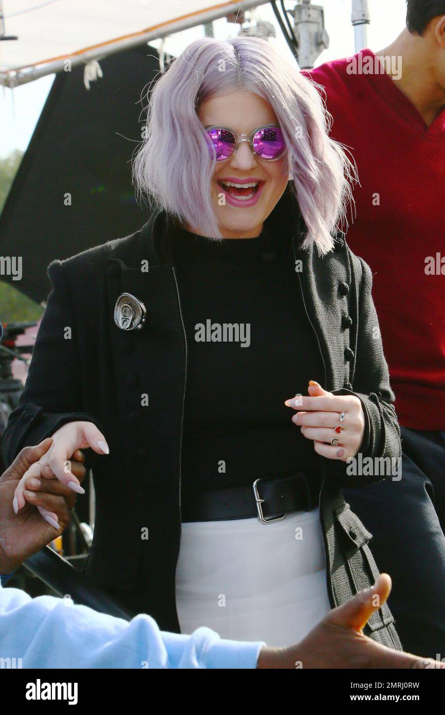 Kelly Osbourne shoots an interview for Extra at Universal Studios. Los ...