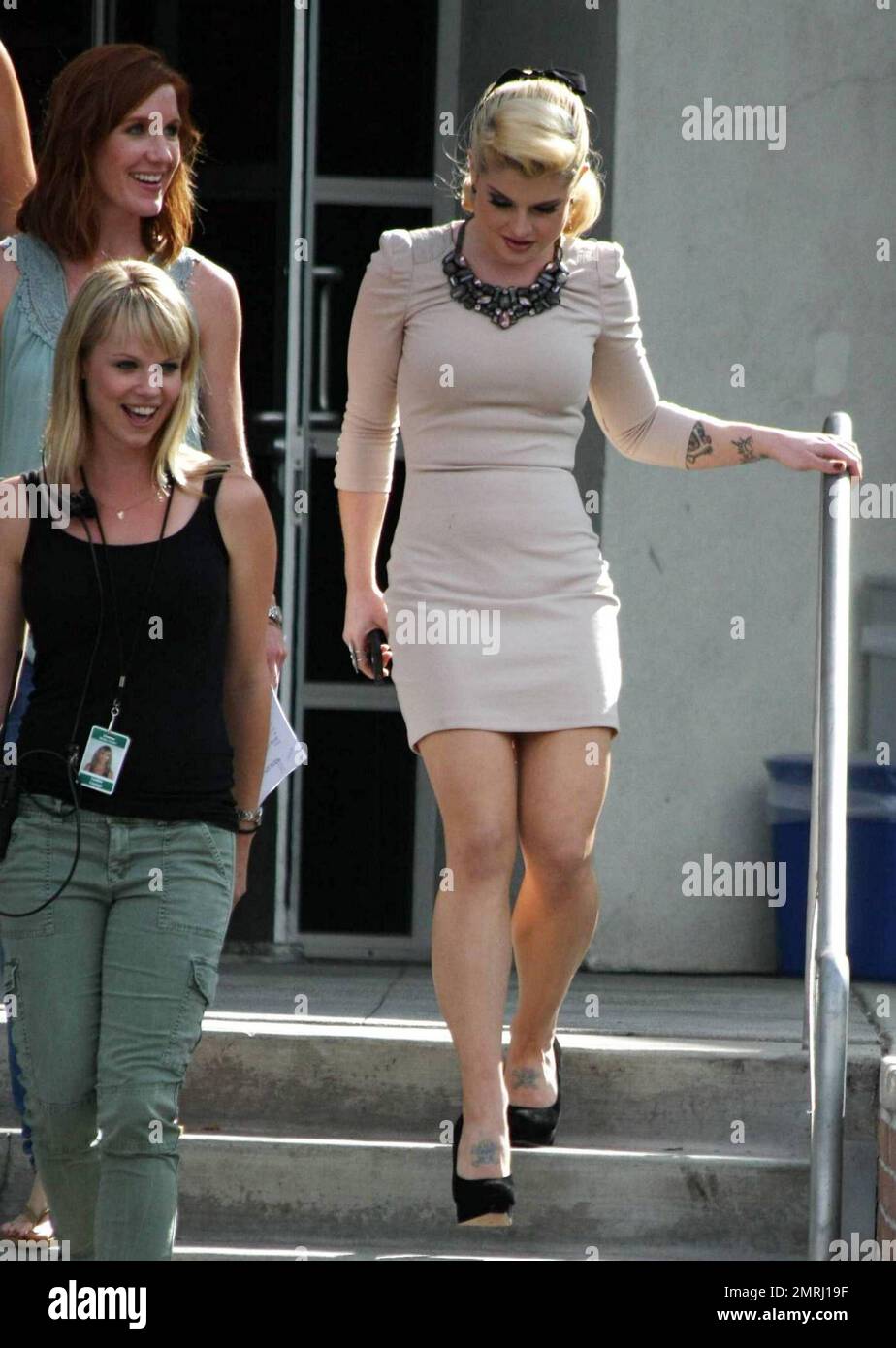 Kelly Osbourne looks slim, trim and stunning in a tan colored dress and ...