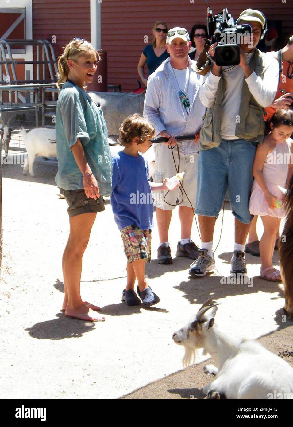 Exclusive!! US TV Show host Kelly Ripa visits Parrot Jungle Island with ...