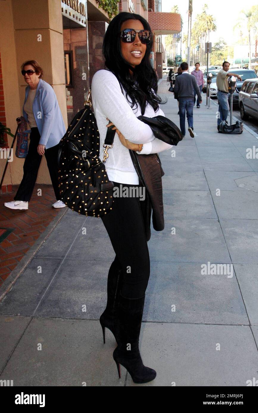 Singer Kelly Rowland is all smiles as she arrives for a visit at a ...