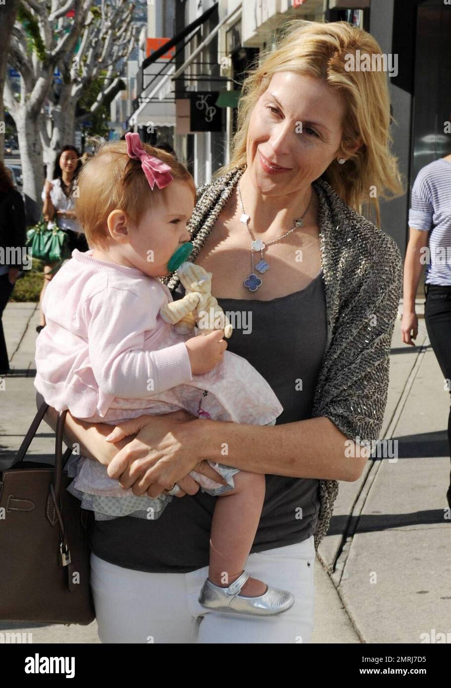 "Gossip Girl" actress Kelly Rutherford, 41, carries 11-month-old ...