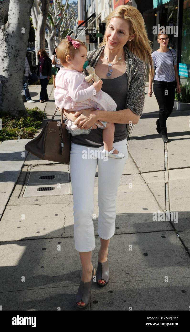 "Gossip Girl" actress Kelly Rutherford, 41, carries 11-month-old ...