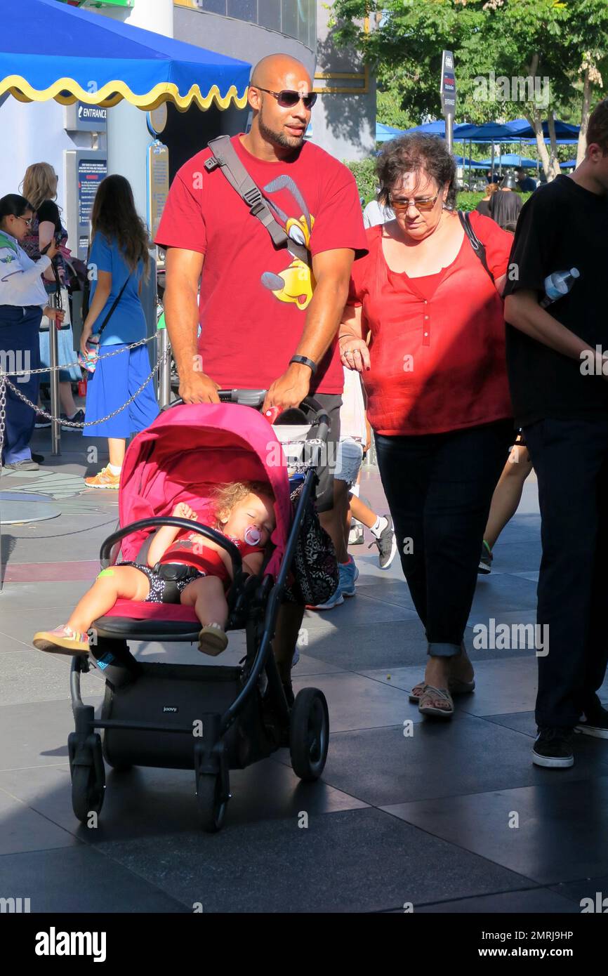 Kendra Wilkinson and Hank Baskett spend the day at Disneyland with ...