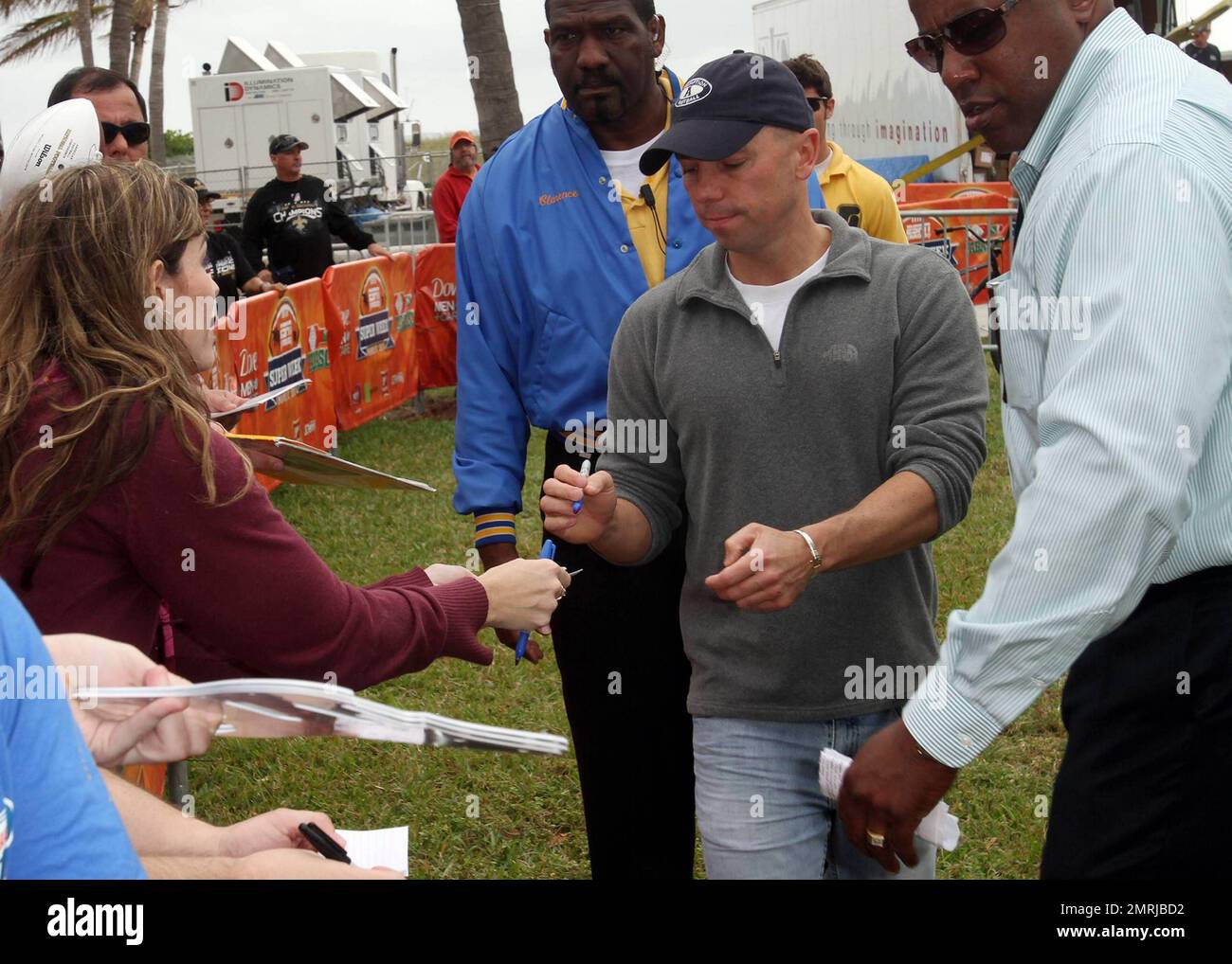 Grammy-winning country singer Kenny Chesney signs autographs after ...