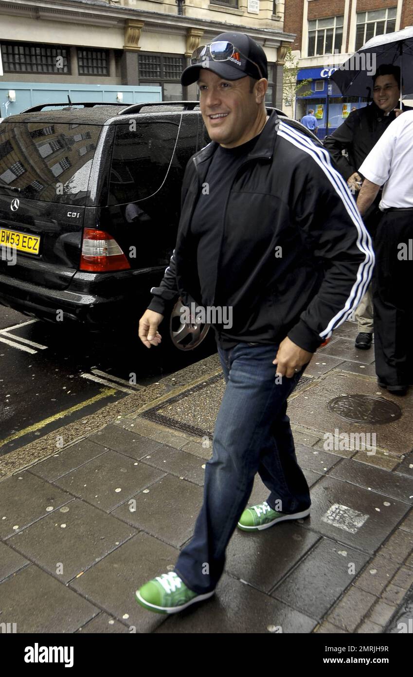 Actor Kevin James looks thinner as he smiles and flashes a peace sign ...