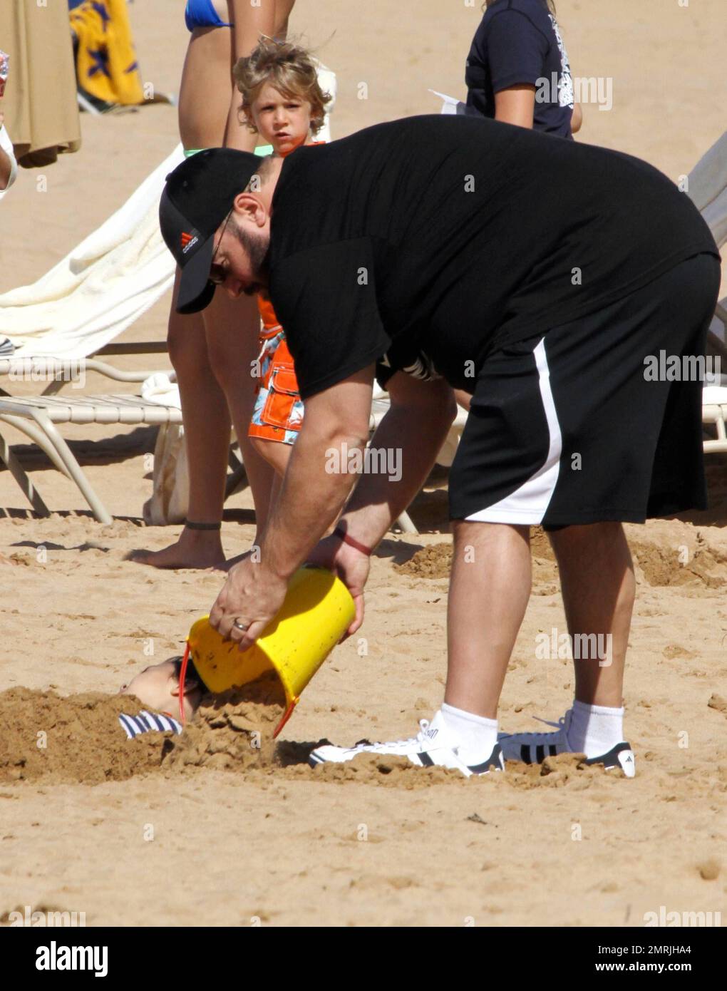 "Zookeeper" star Kevin James spends a day on the beach with his family ...