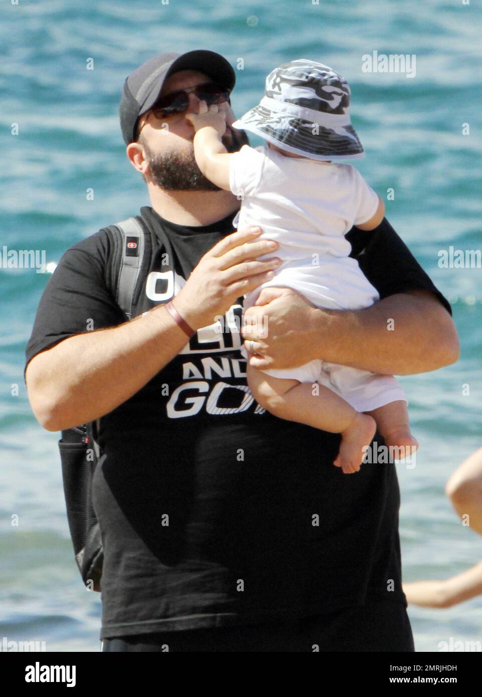 "Zookeeper" star Kevin James spends a day on the beach with his family ...