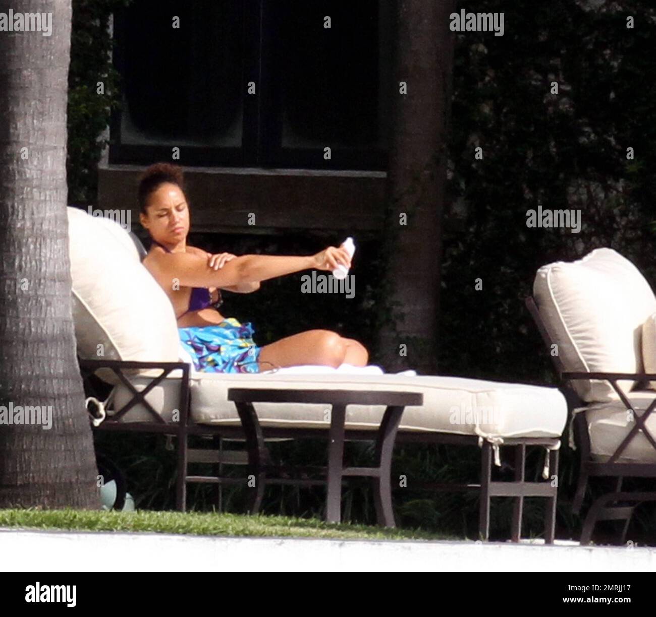 alicia-keys-shows-off-her-post-baby-body-as-she-relaxes-poolside-ahead