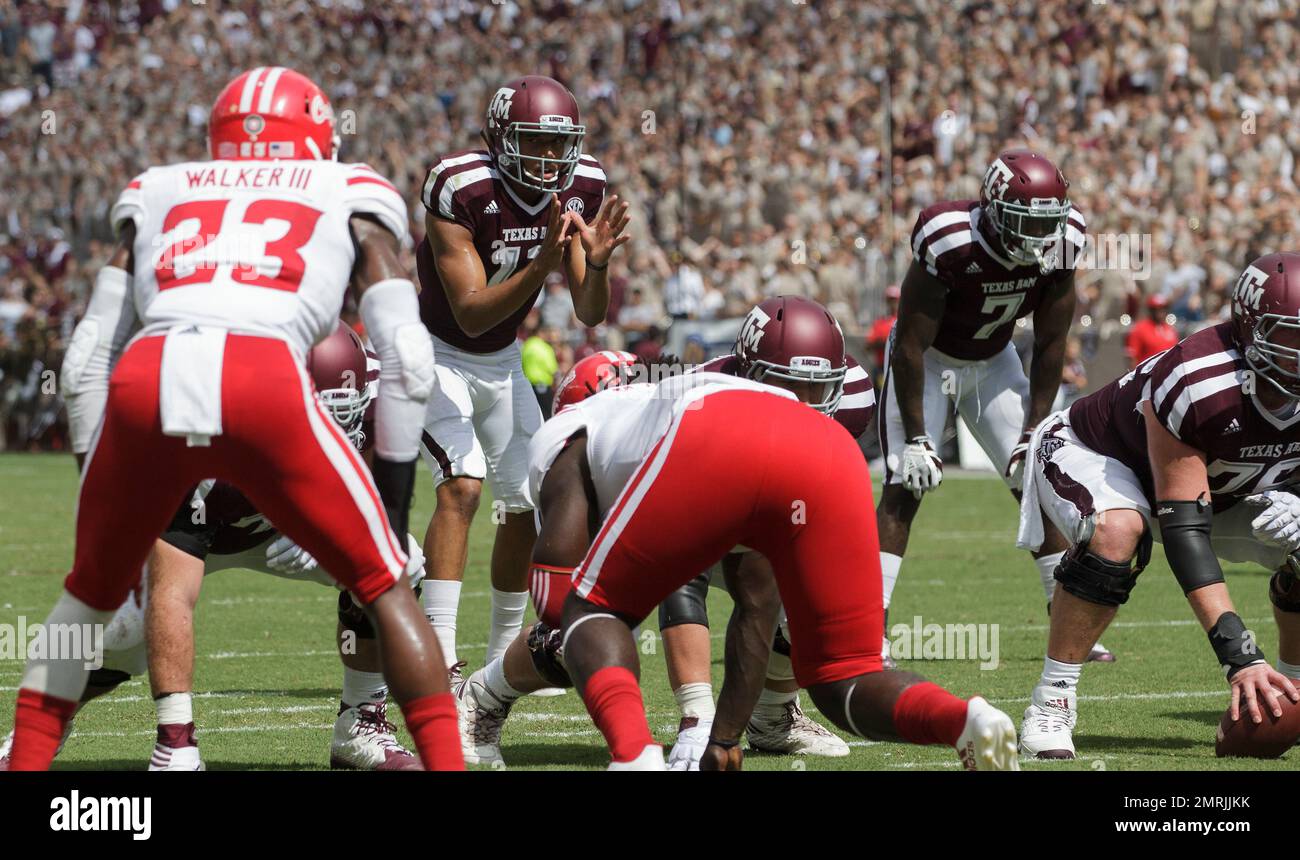 Texas A&M quarterback Kellen Mond (11) calls a play from shot gun ...