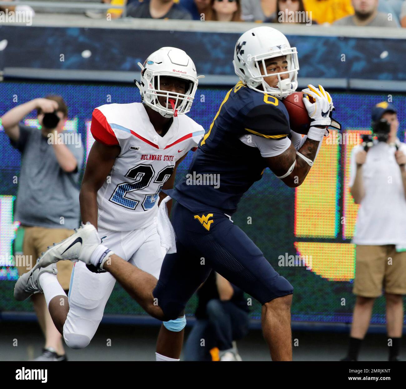 West Virginia wide receiver Marcus Simms (8) makes a touchdown catch ...