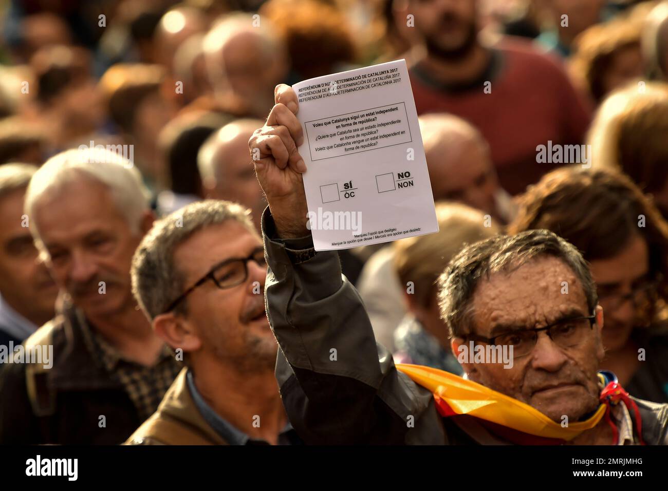 Pro independence supporter hods up a vote card reading, ''Do you want ...