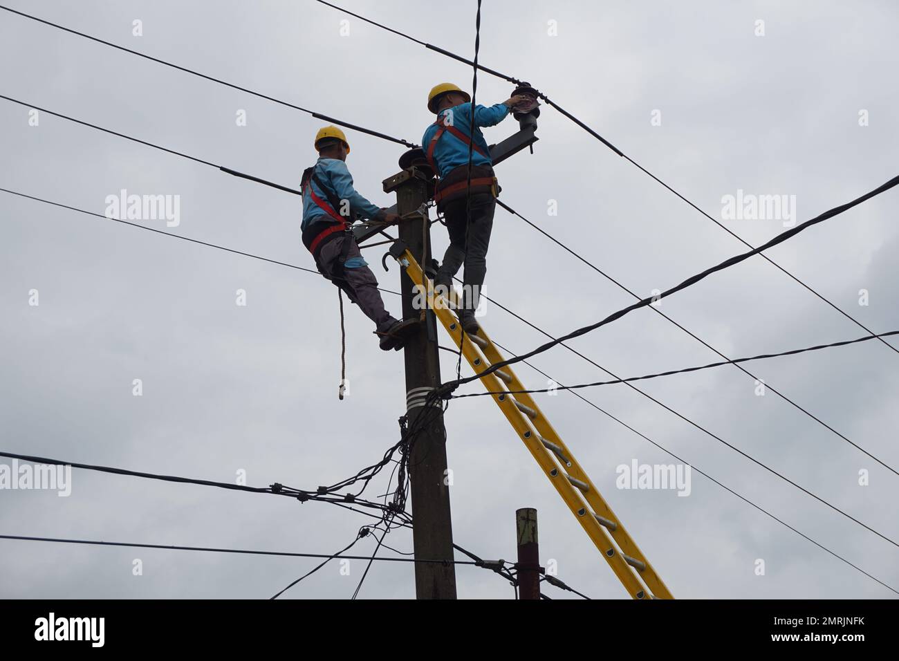 Worker climbing utility pole hi-res stock photography and images - Alamy