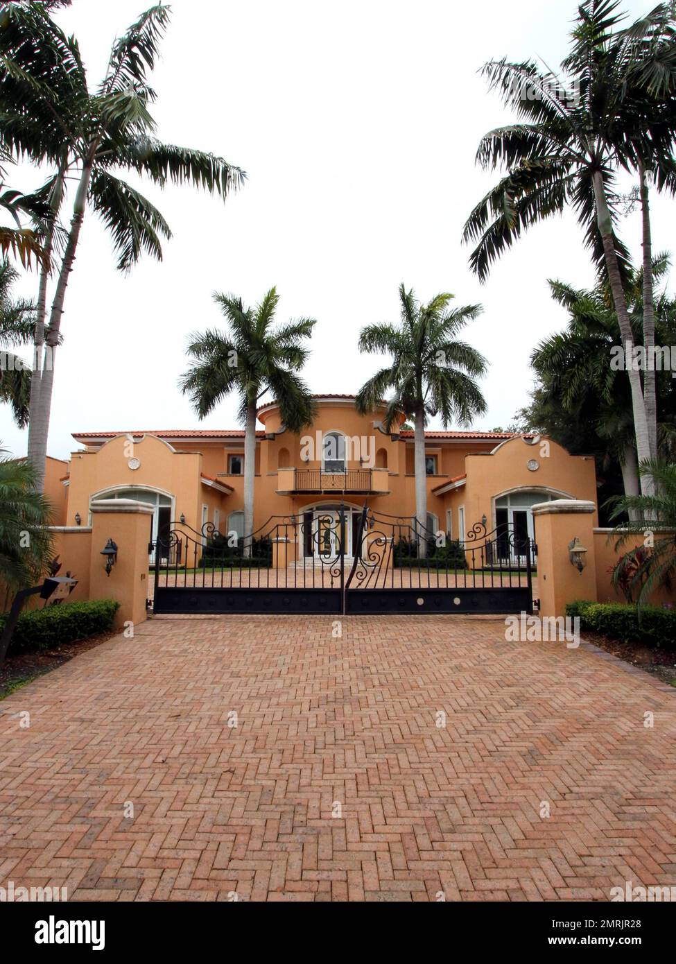 EXCLUSIVE!! This Khloe Kardashian's new Miami mansion which she will ...