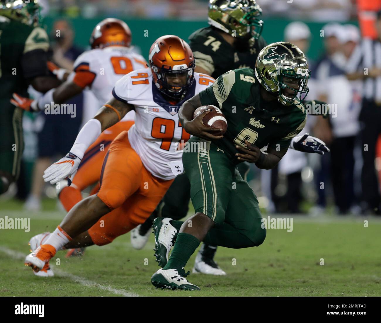 South Florida quarterback Quinton Flowers (9) runs by Illinois ...