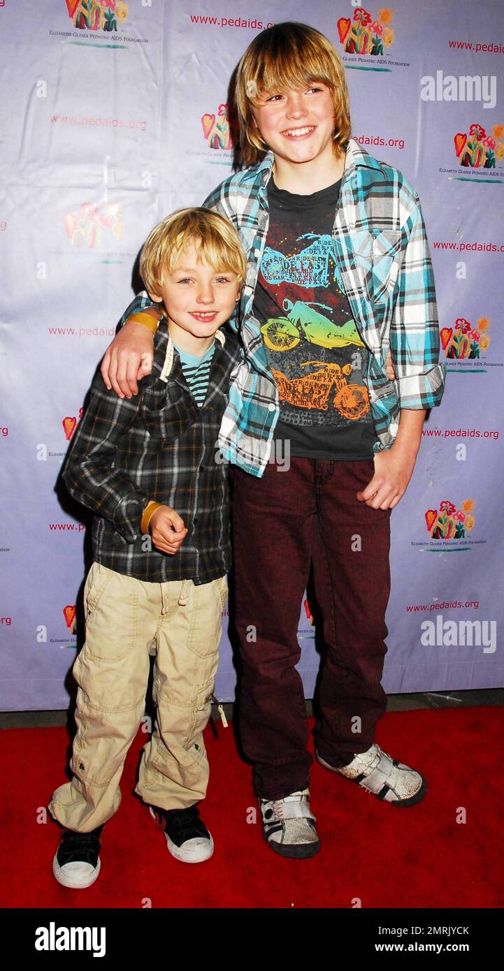 Phoenix List and Spencer List pose for photographers at FoundationÕs ...