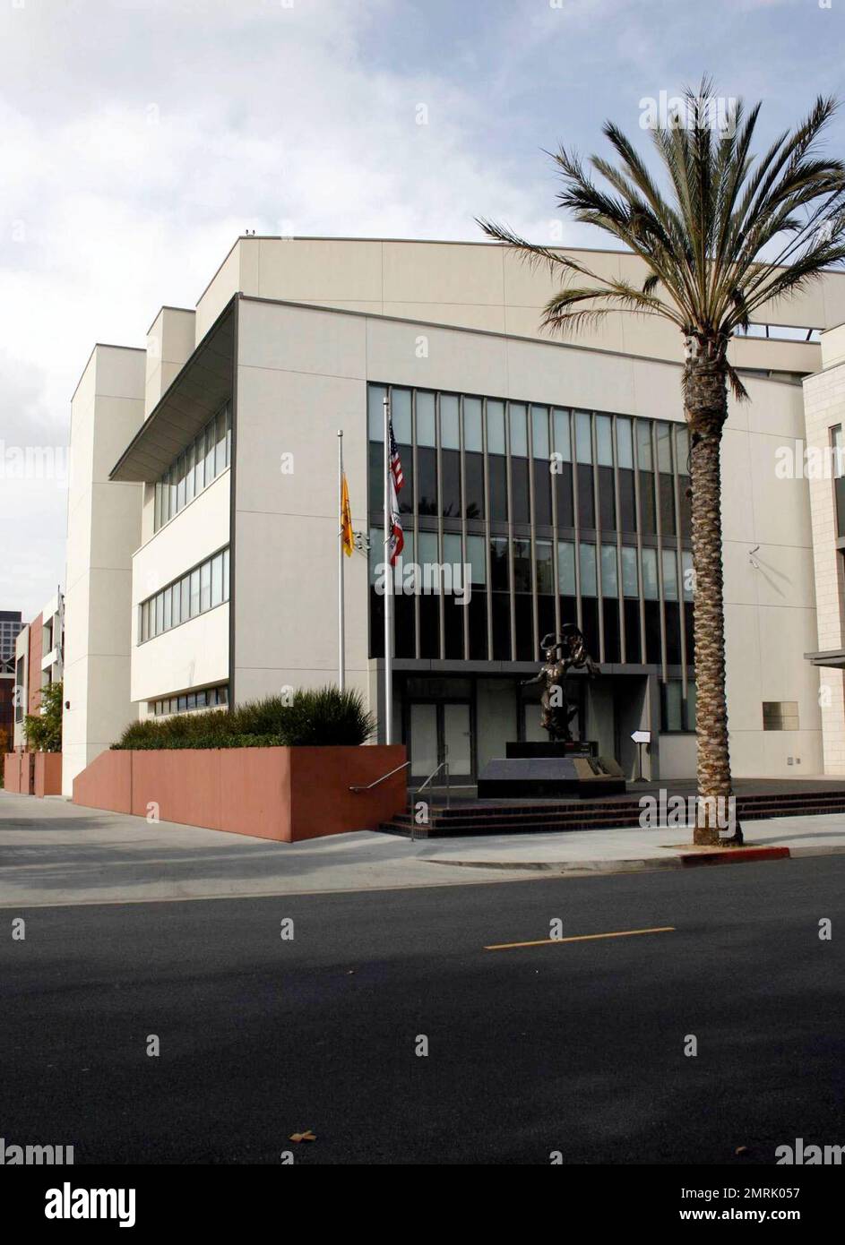 This is the Glendale City Jail where Kiefer Sutherland is currently ...