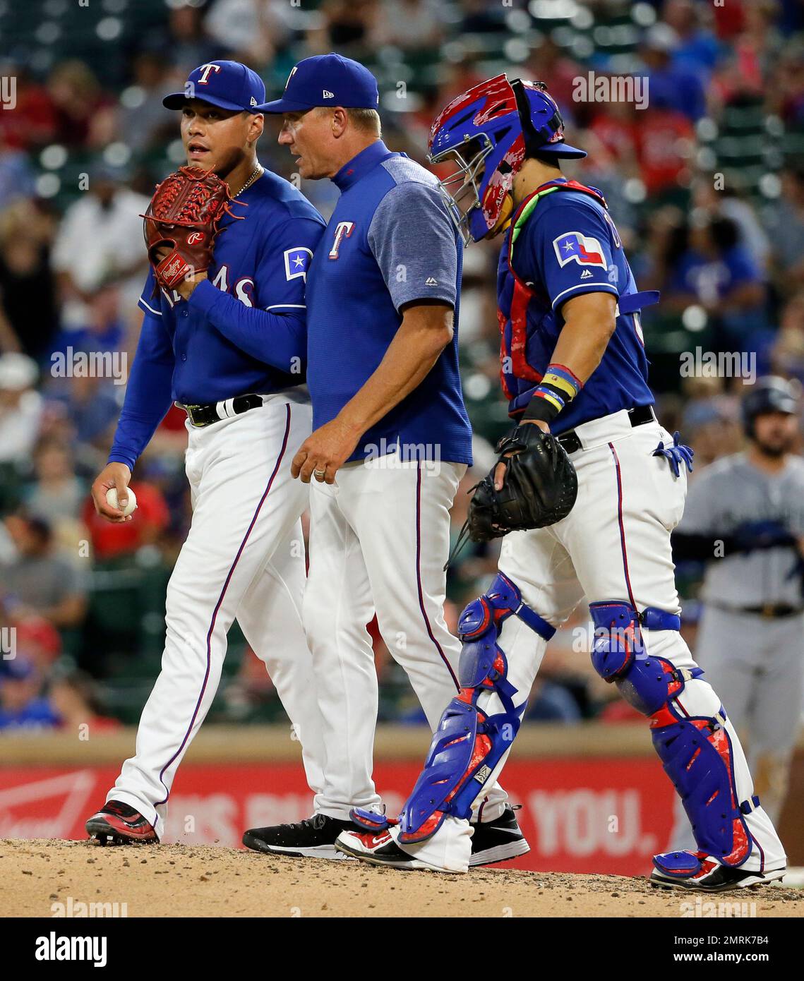 Texas Rangers manager Jeff Banister, middle, talks with relief pitcher ...