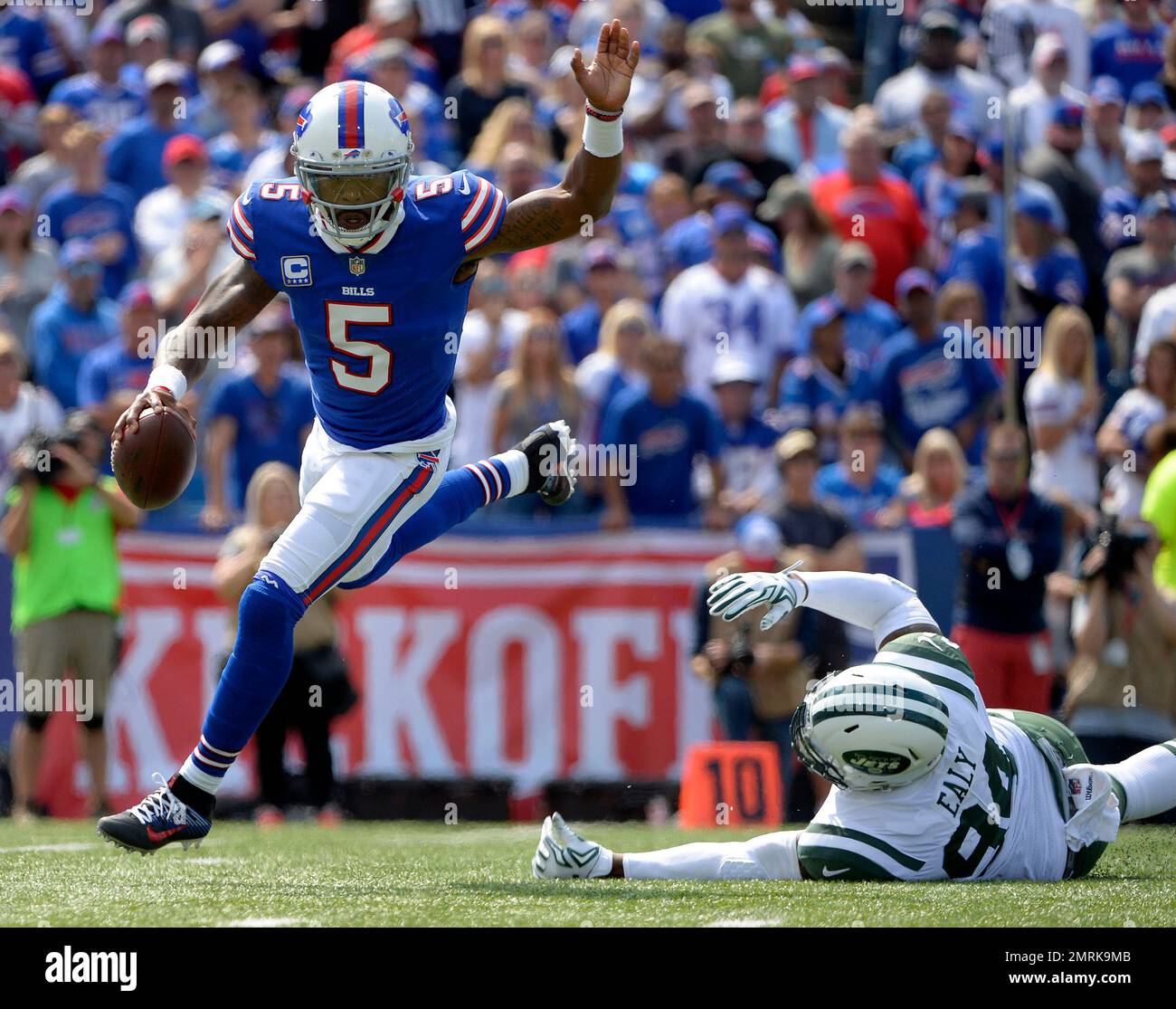 Buffalo Bills quarterback Tyrod Taylor (5) evades a sack by New York ...
