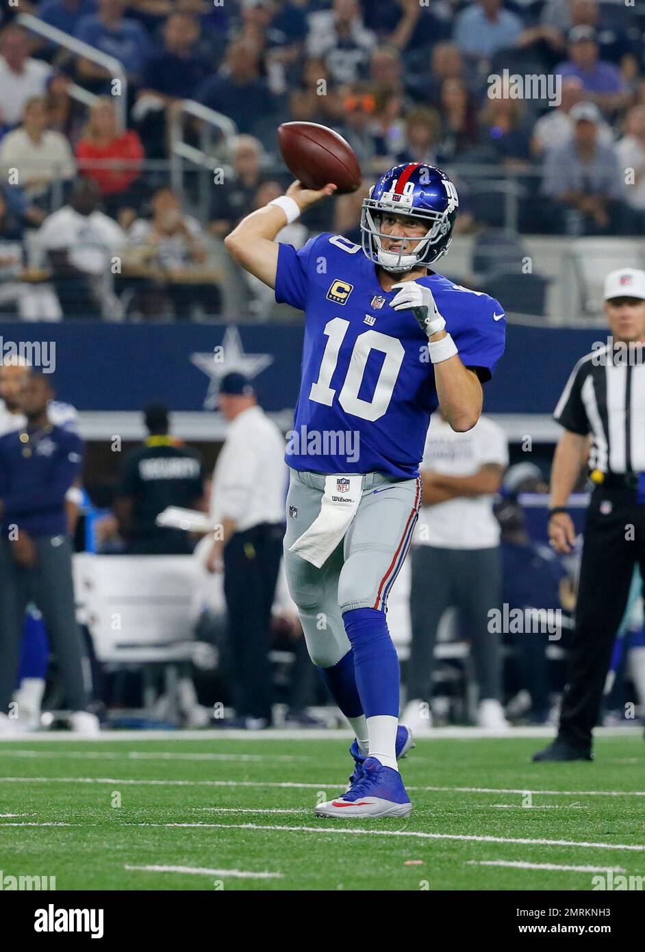 New York Giants quarterback Eli Manning (10) throws a pass during an ...
