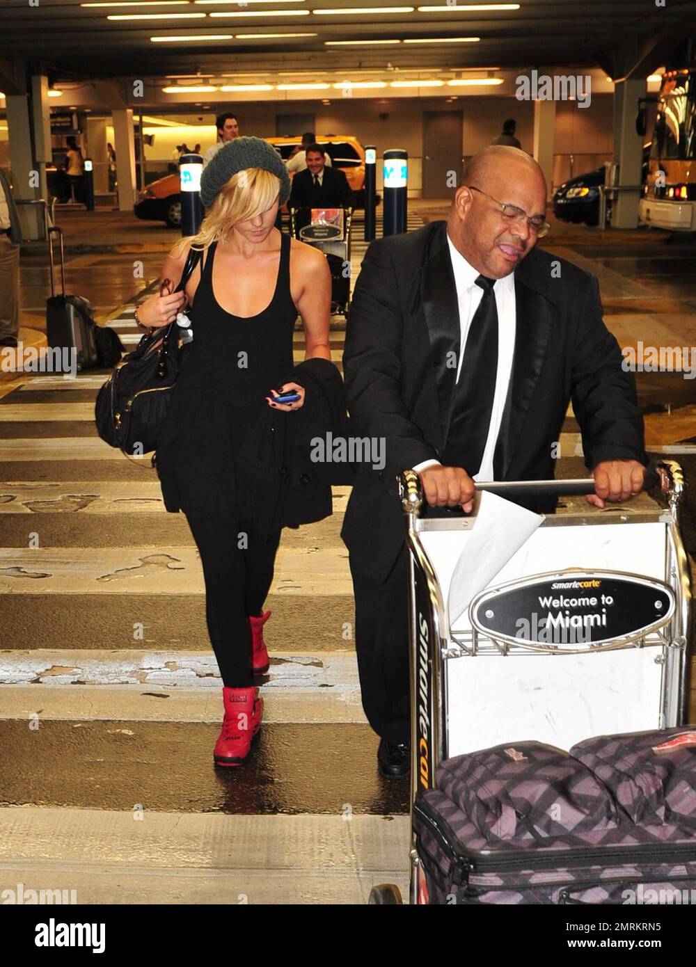 EXCLUSIVE!! Singer Kimberly Caldwell makes her way through the Miami ...