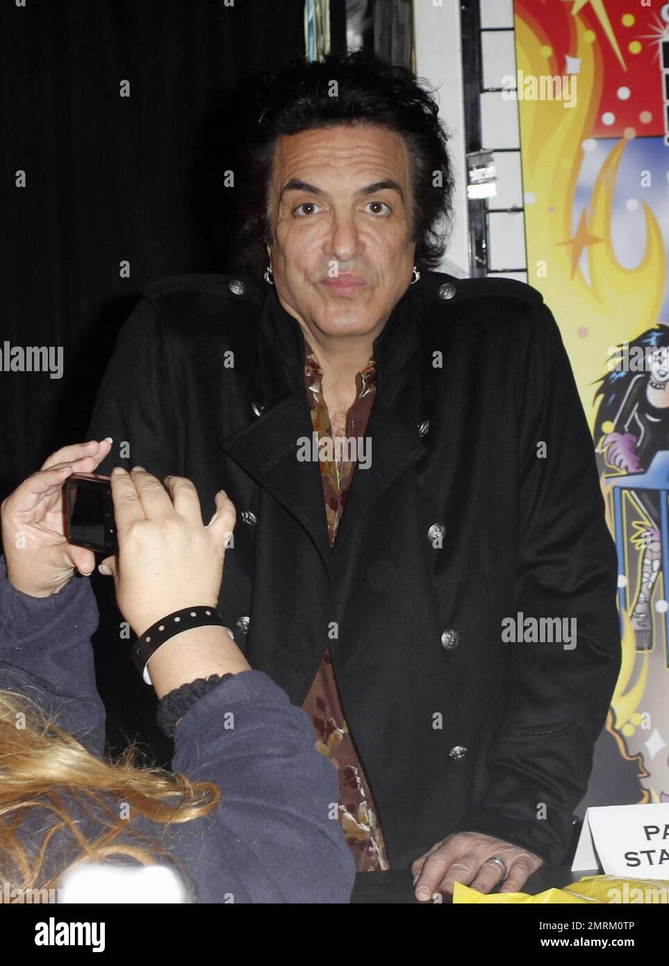 Gene Simmons and Paul Stanley sign copies of "Archie Meets Kiss Part 1 ...