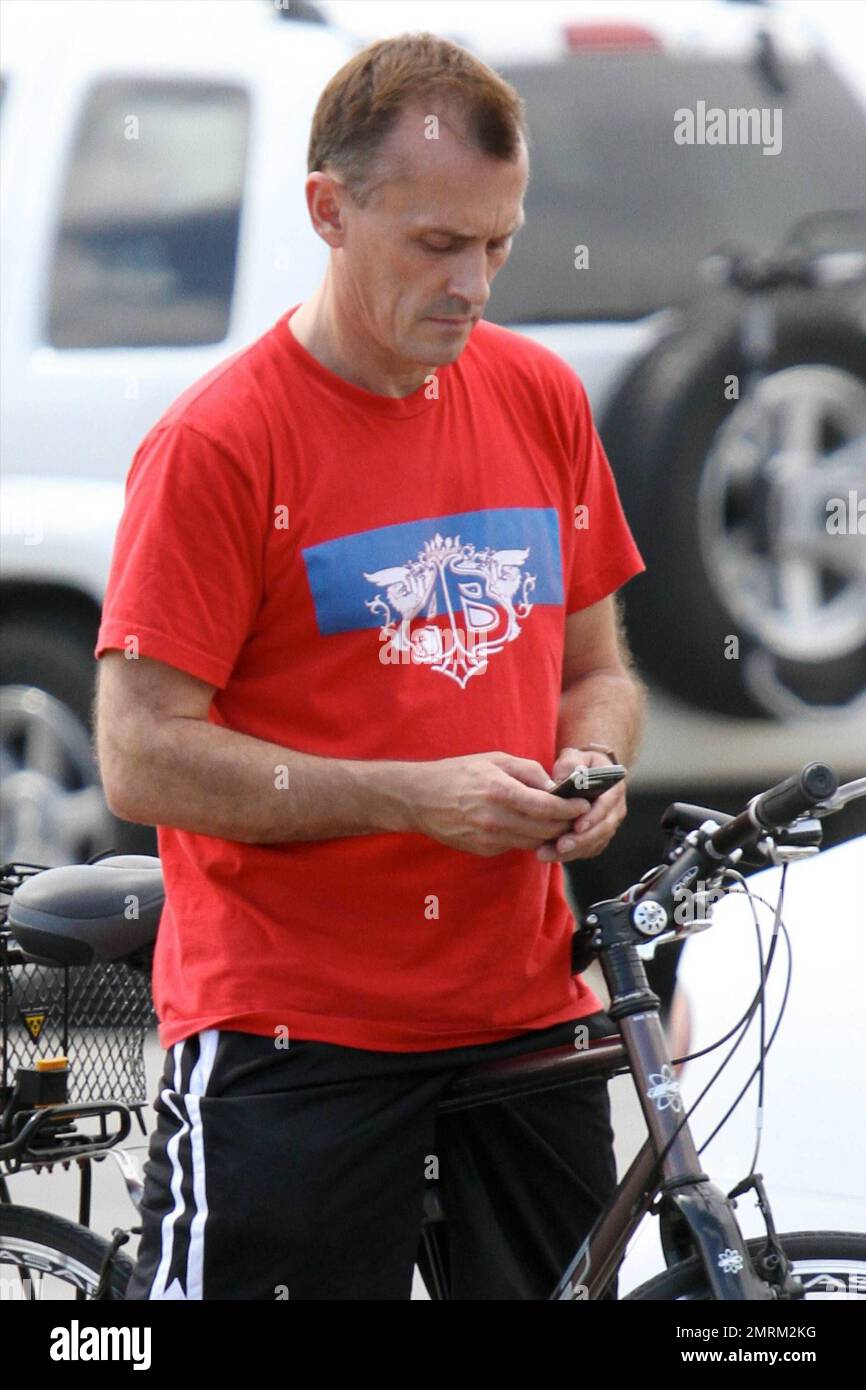 EXCLUSIVE!! "SGU Stargate Universe" star Robert Knepper checks his ...