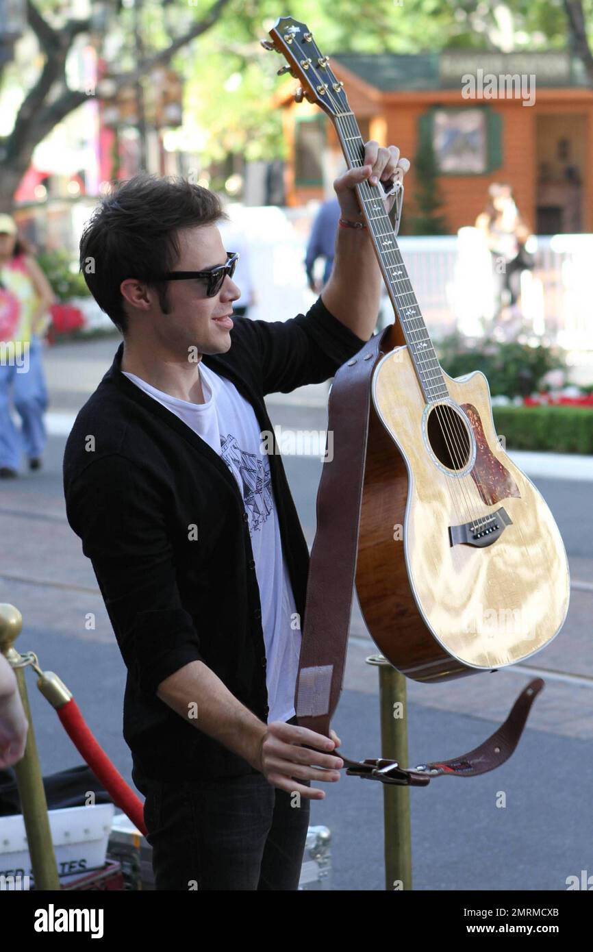 "American Idol" winner Kris Allen performs live in concert at The Grove ...