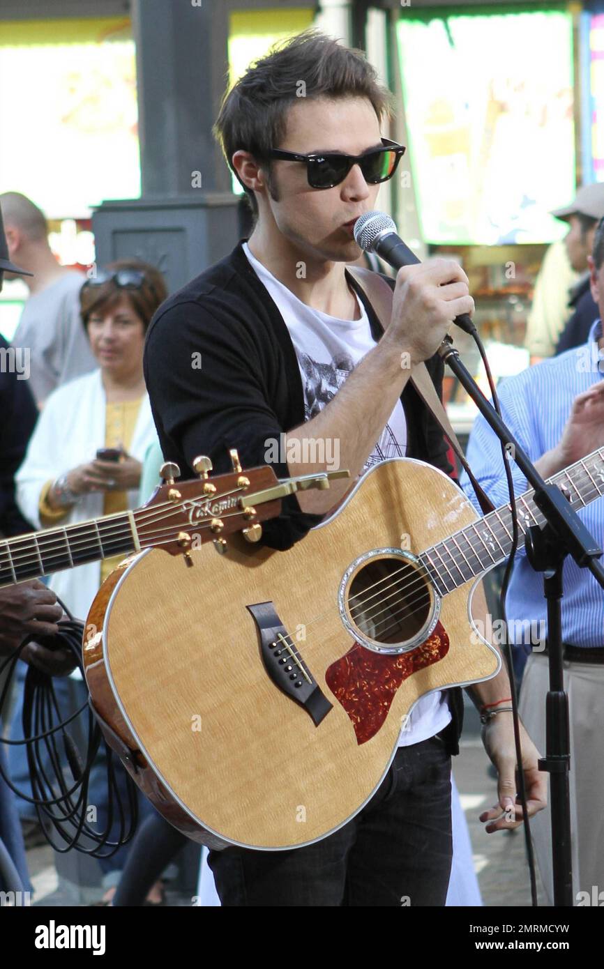 "American Idol" winner Kris Allen performs live in concert at The Grove ...